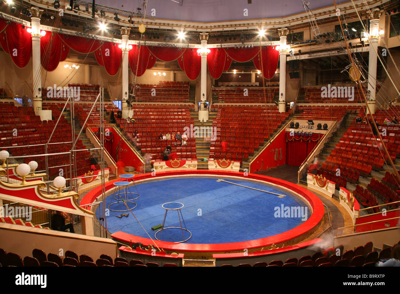 Elephant clowns hi-res stock photography and images - Alamy