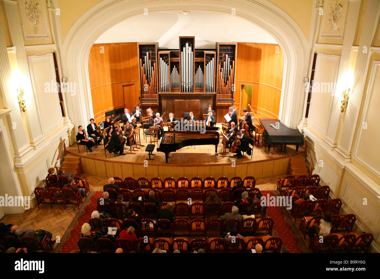Symphony orchestra behind hi-res stock photography and images - Alamy