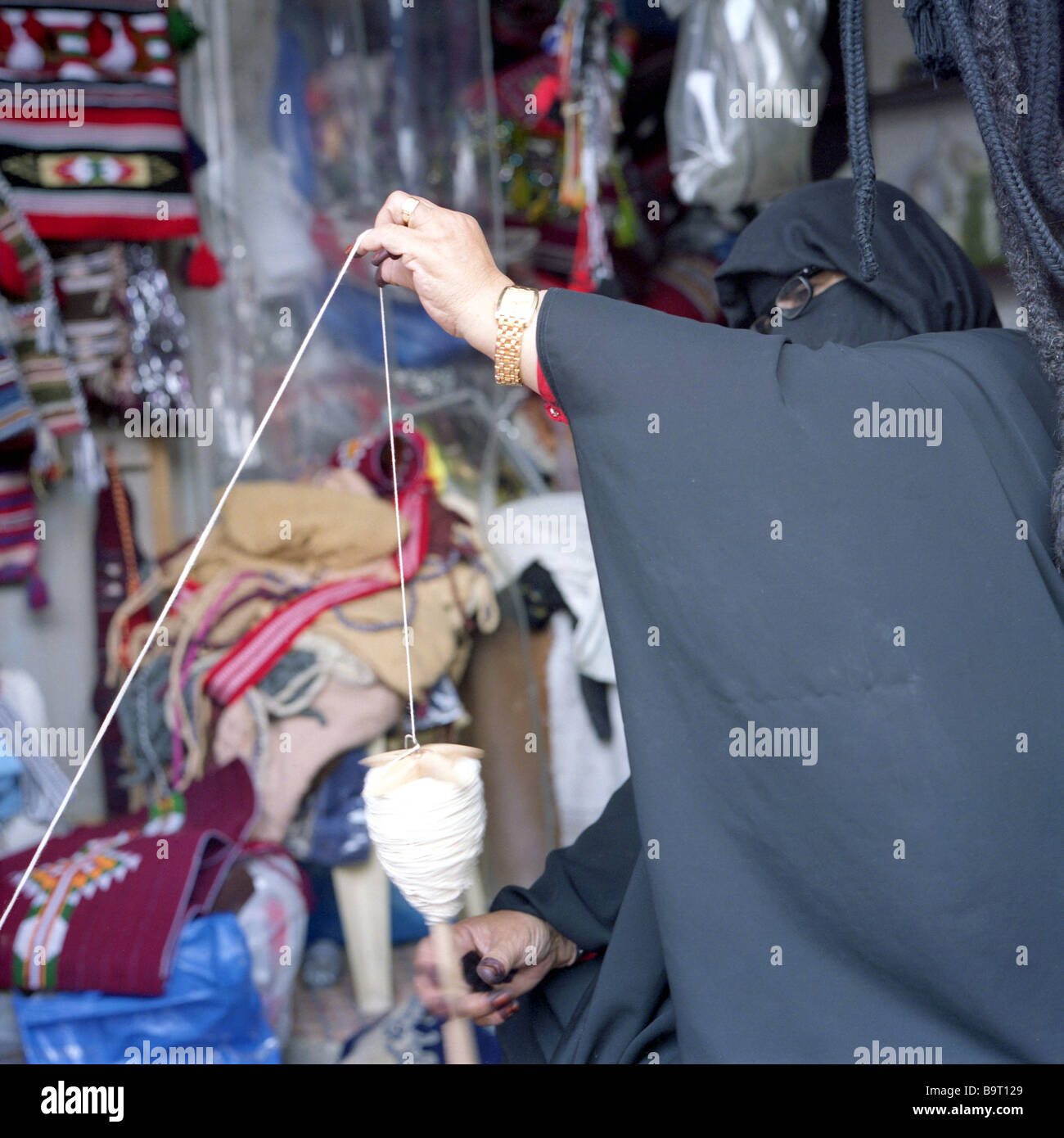 Qatari abaya hi-res stock photography and images - Alamy