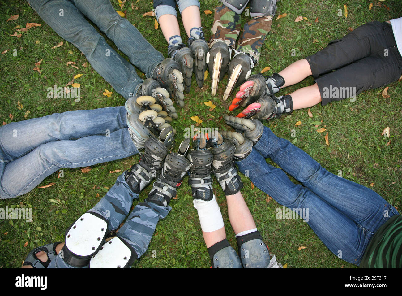 Skaters circle hi-res stock photography and images - Alamy