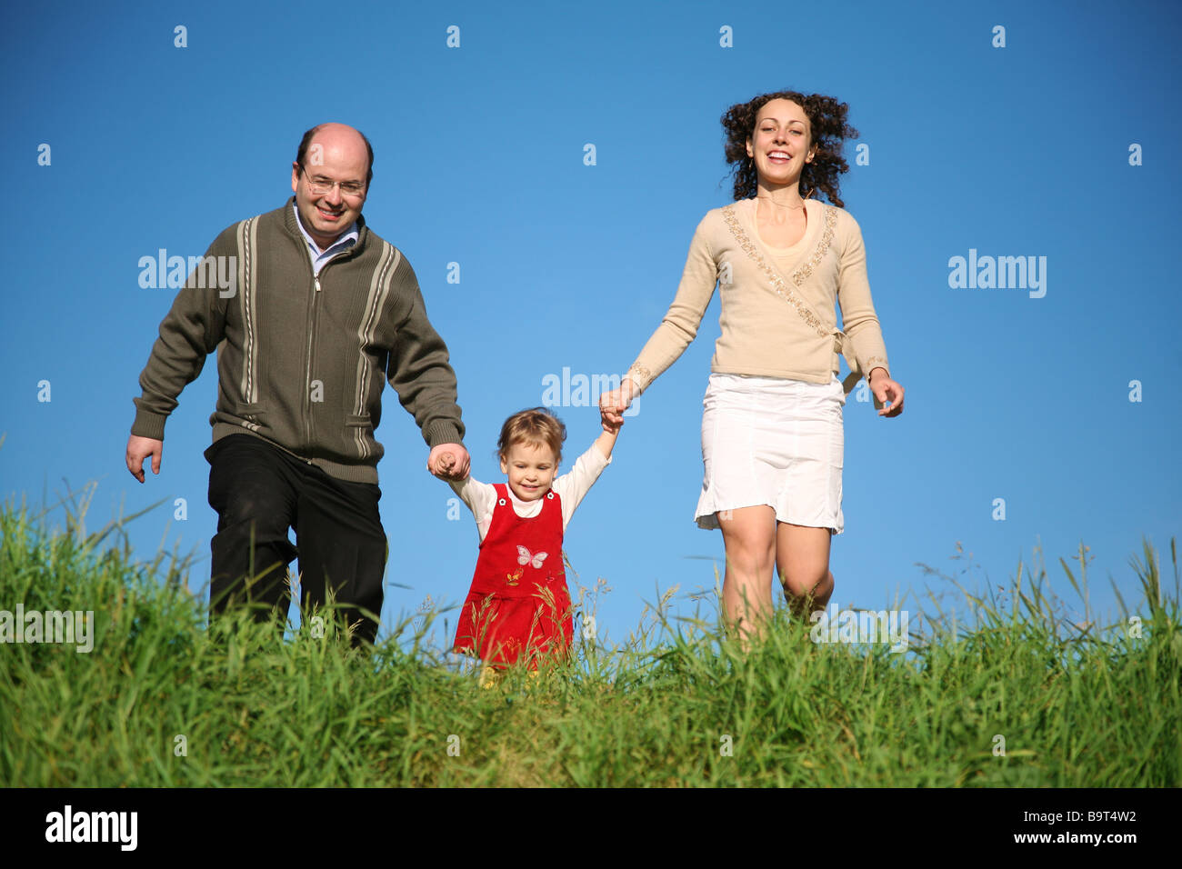parents child running Stock Photo - Alamy