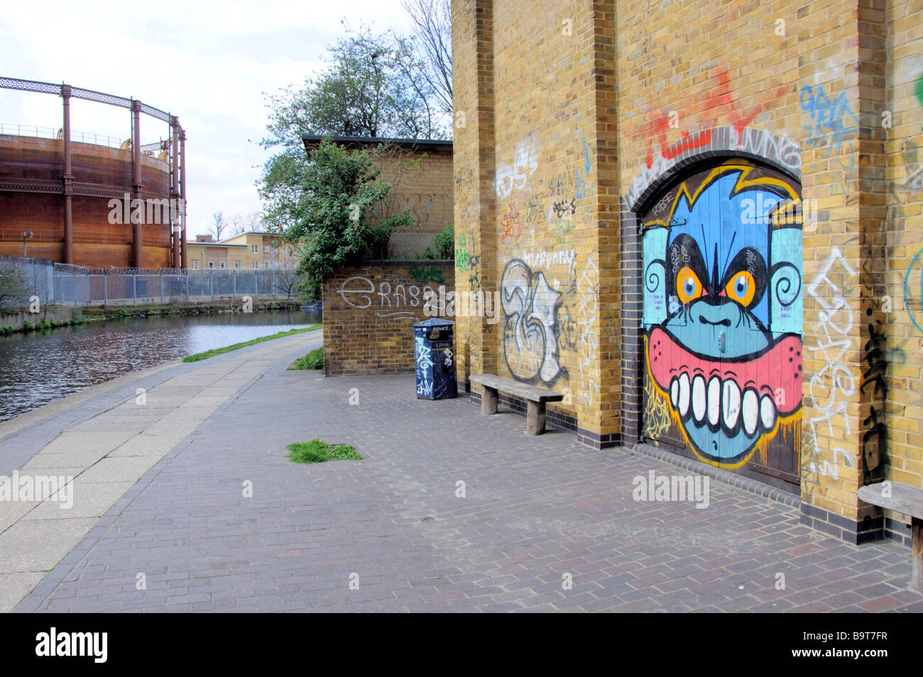 Regents canal graffiti hi-res stock photography and images - Alamy
