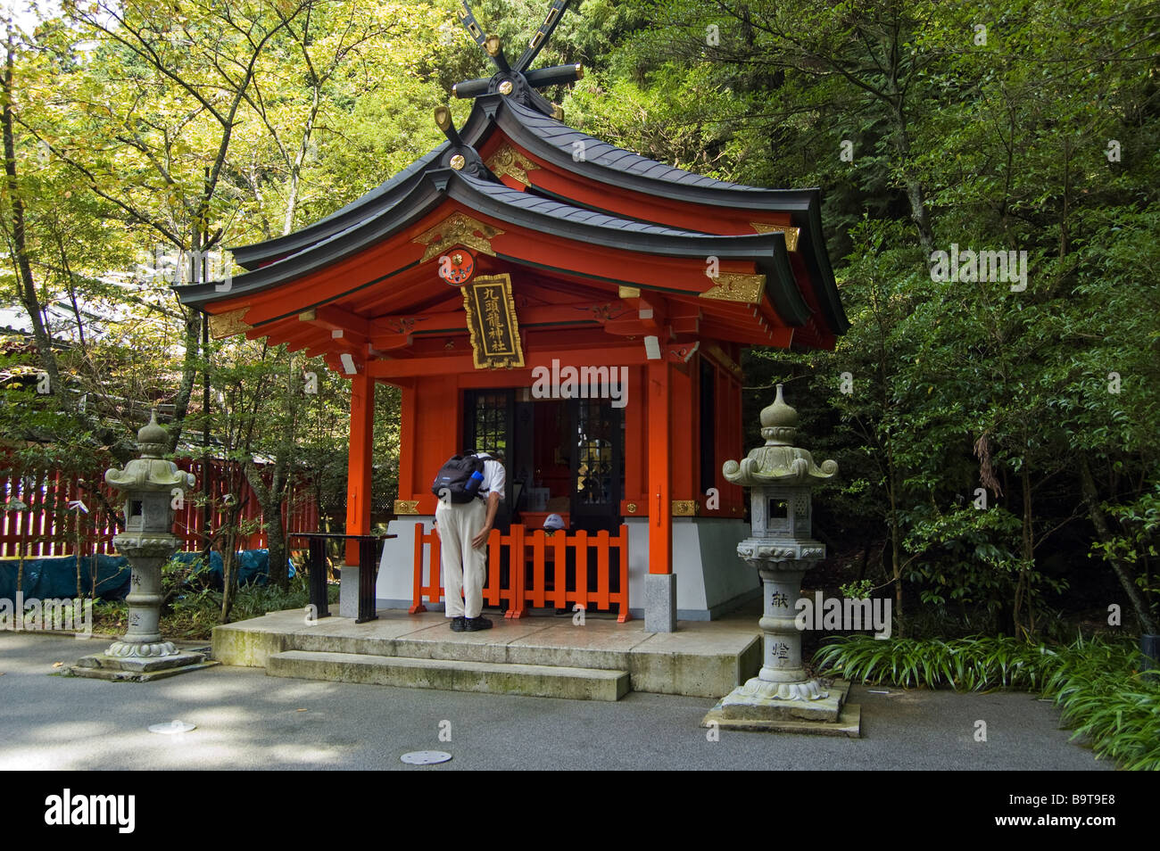 Man bows in respect after prayer in Gongen Shrine Stock Photo - Alamy