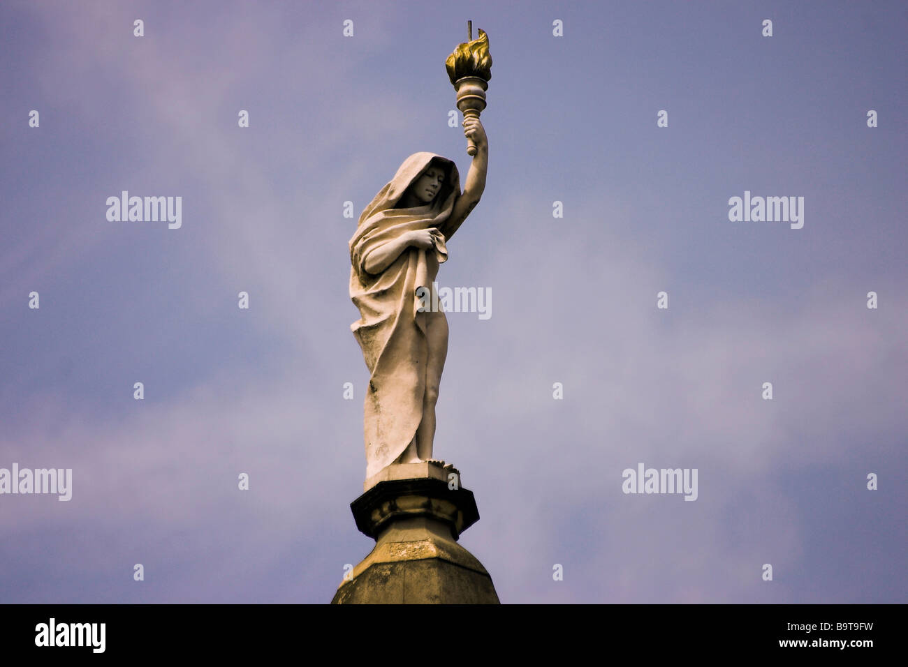 Woman holding torch statue hi-res stock photography and images - Alamy