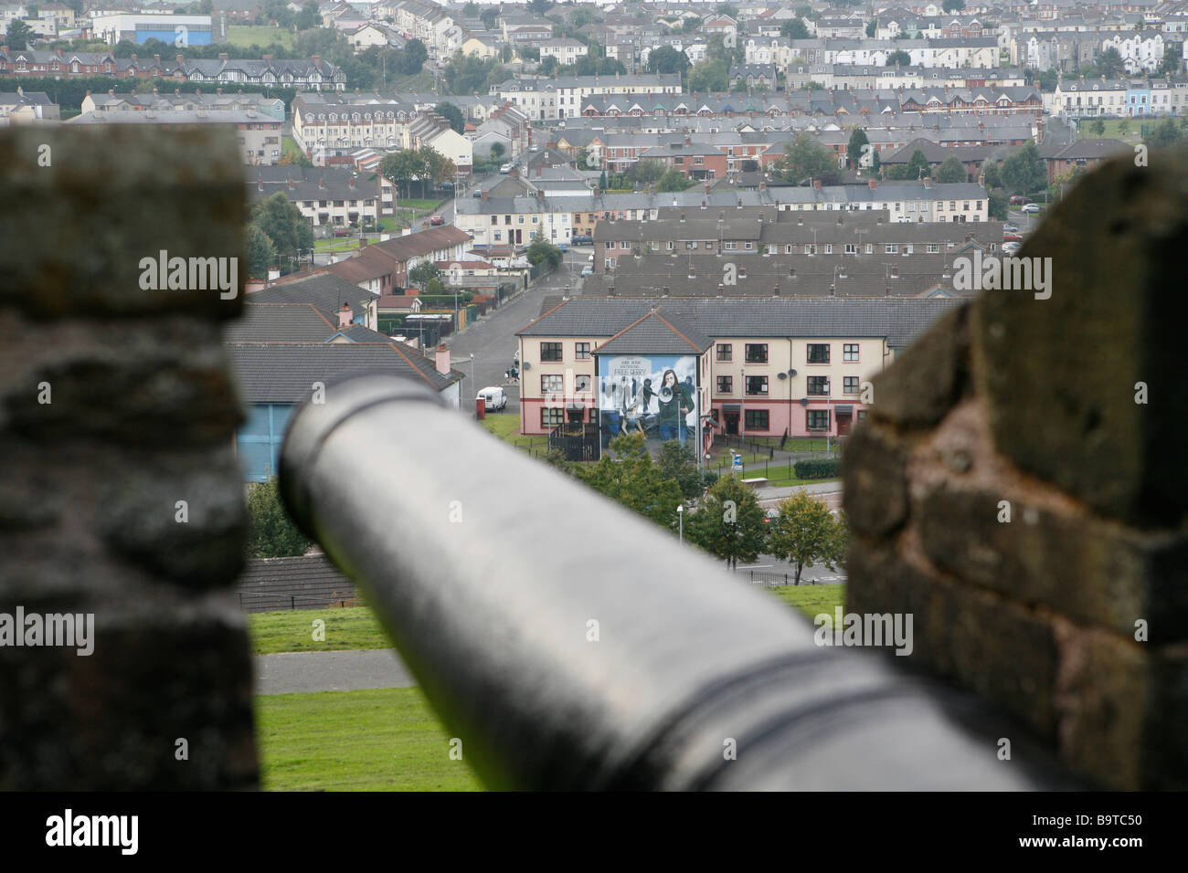 The well-preserved 17th-century city walls of Derry (Londonderry ...