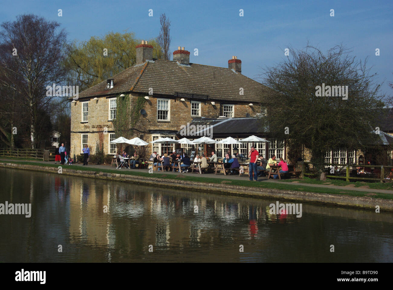 The Navigation Inn on the Grand Union Canal at Stoke Bruerne ...