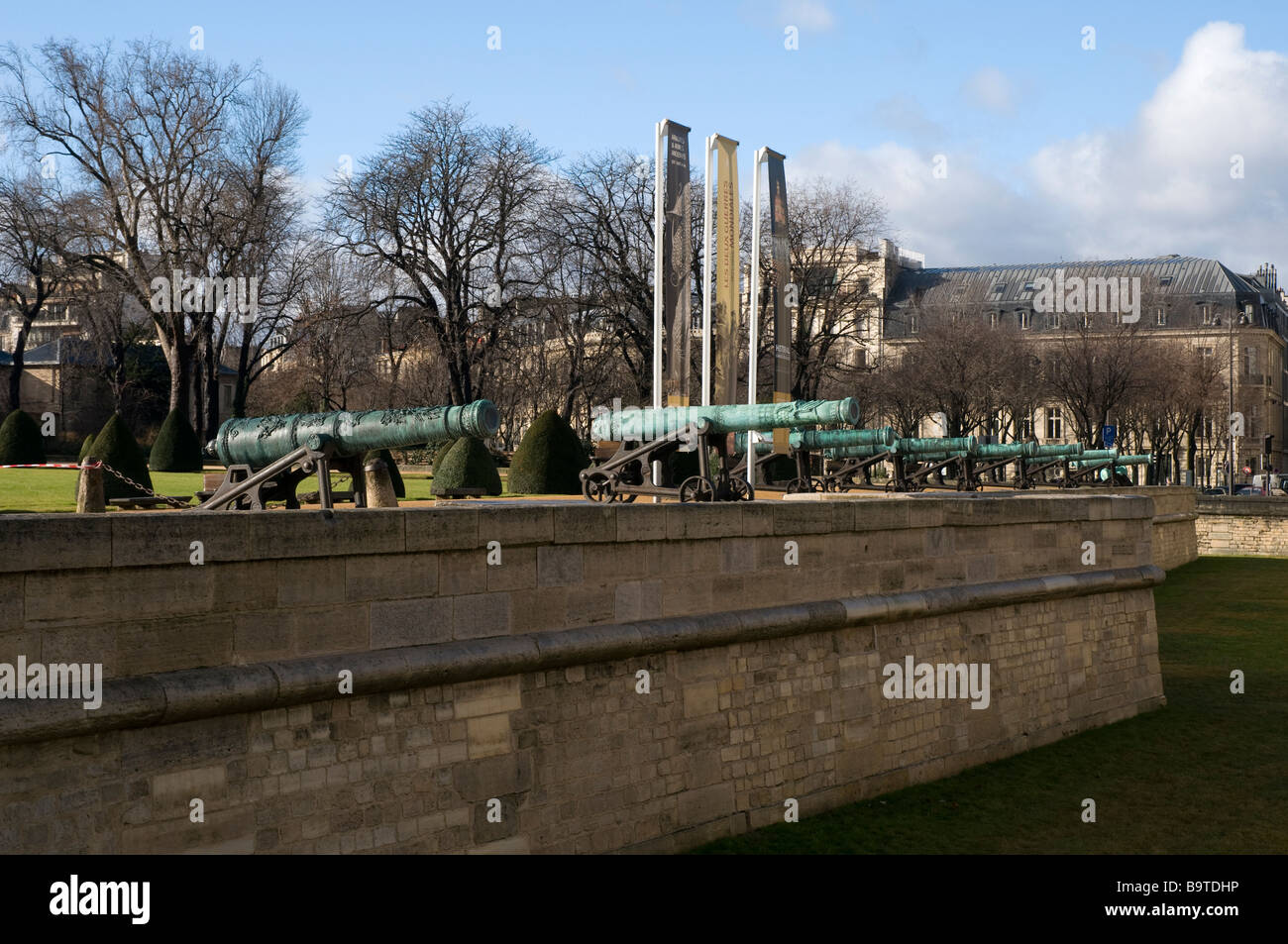 Invalides cannon hi-res stock photography and images - Alamy