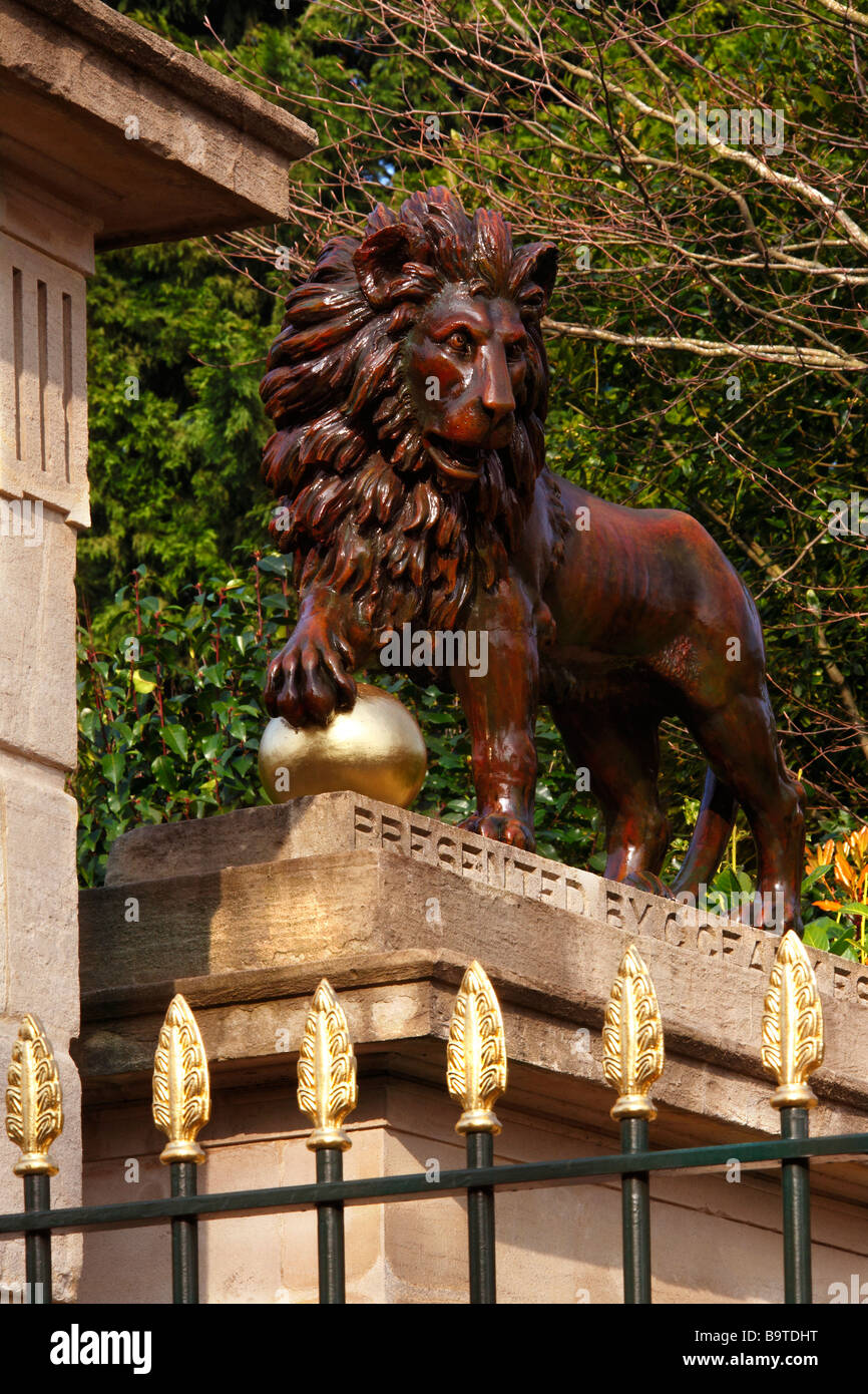 Lion statue england hi-res stock photography and images - Alamy