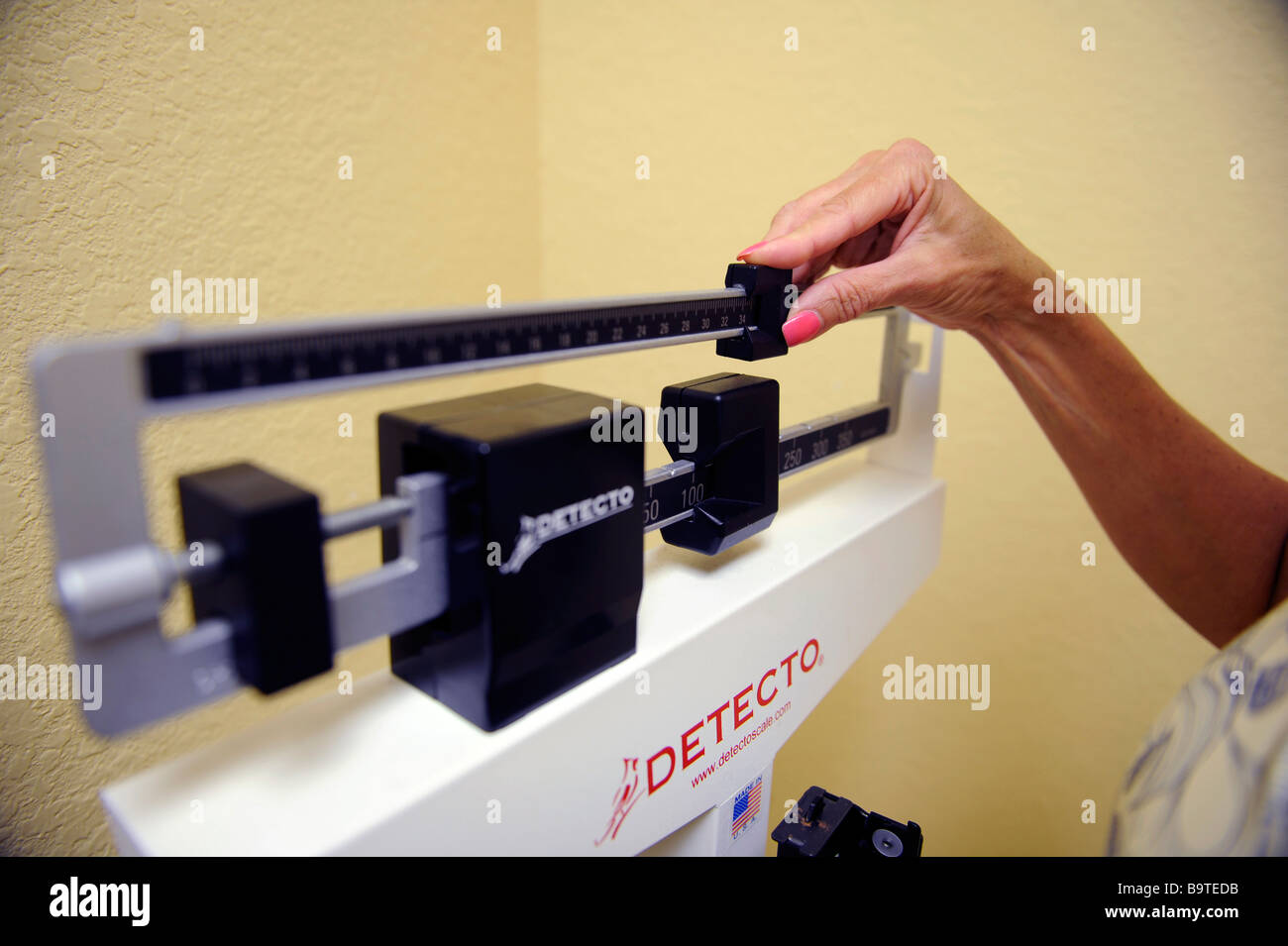 White woman uses balance scale to measure weight Stock Photo - Alamy
