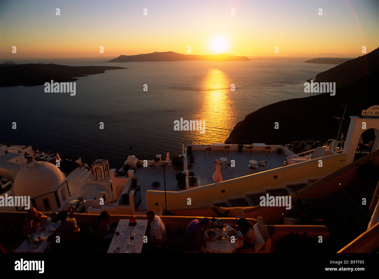 Villages overlooking the sea santorini hi-res stock photography and ...