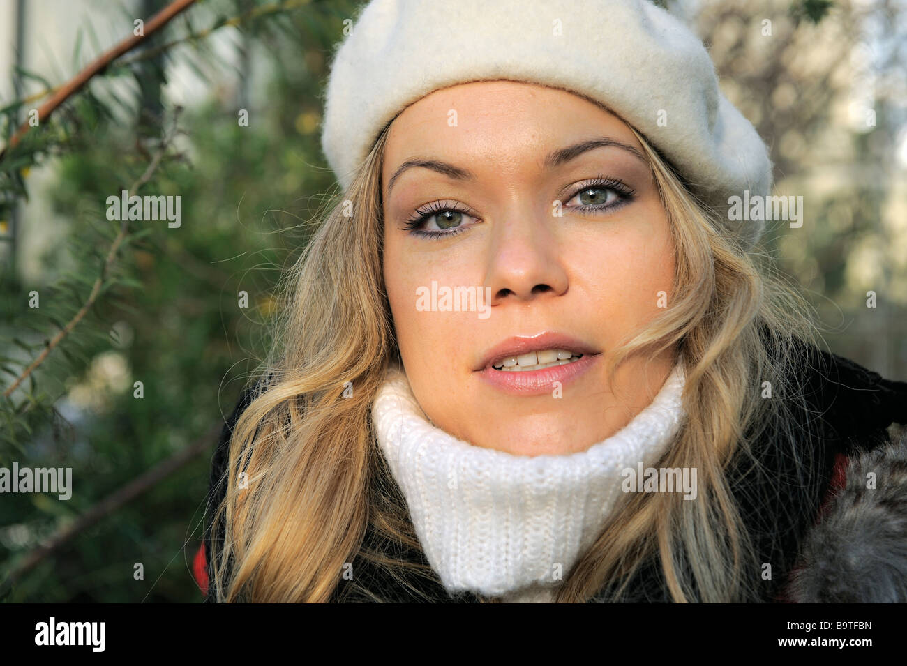 Frau warme jacke hi-res stock photography and images - Alamy