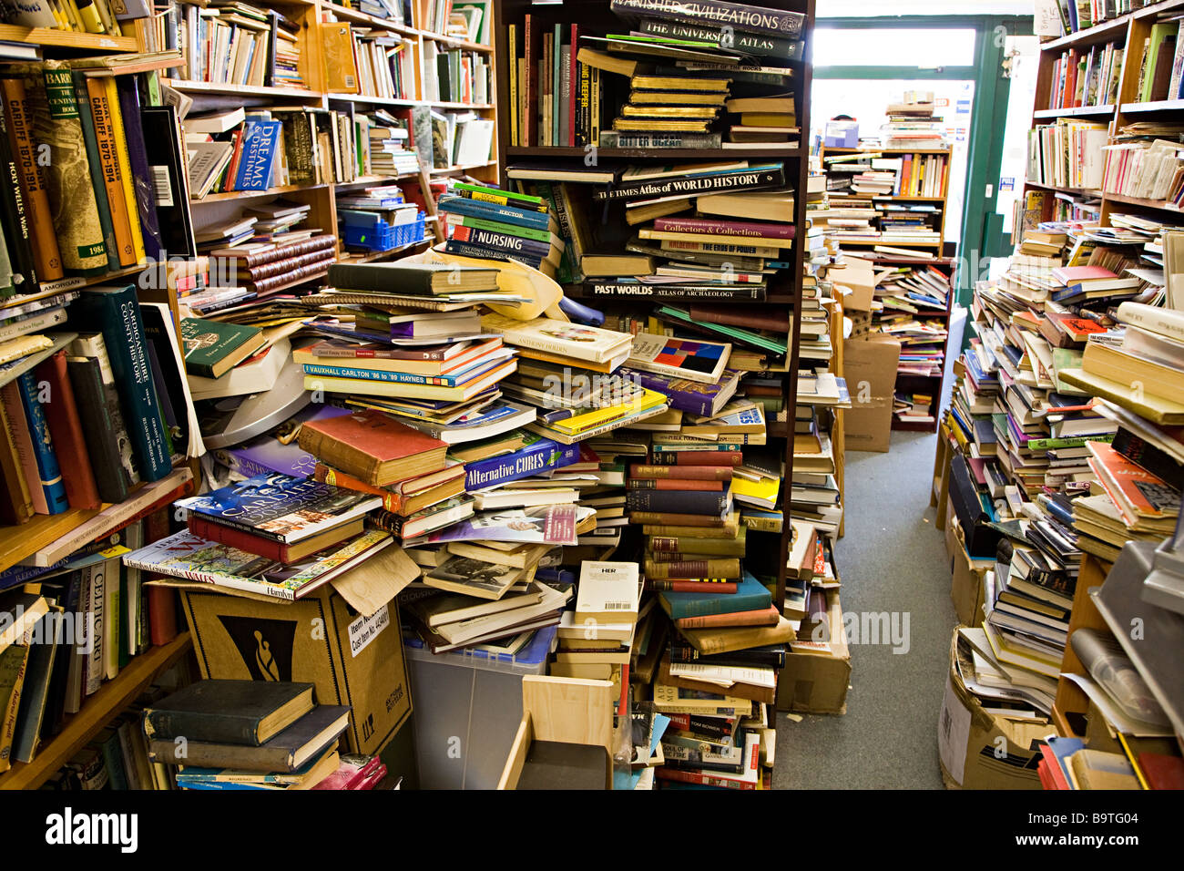 Untidy shelves hi-res stock photography and images - Alamy