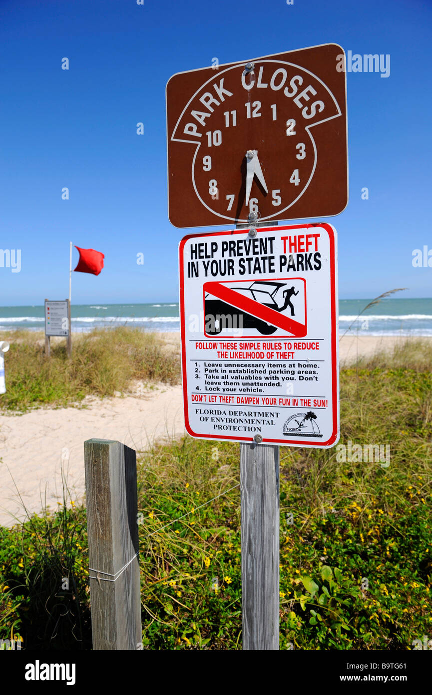 Beach hours sign hi-res stock photography and images - Alamy