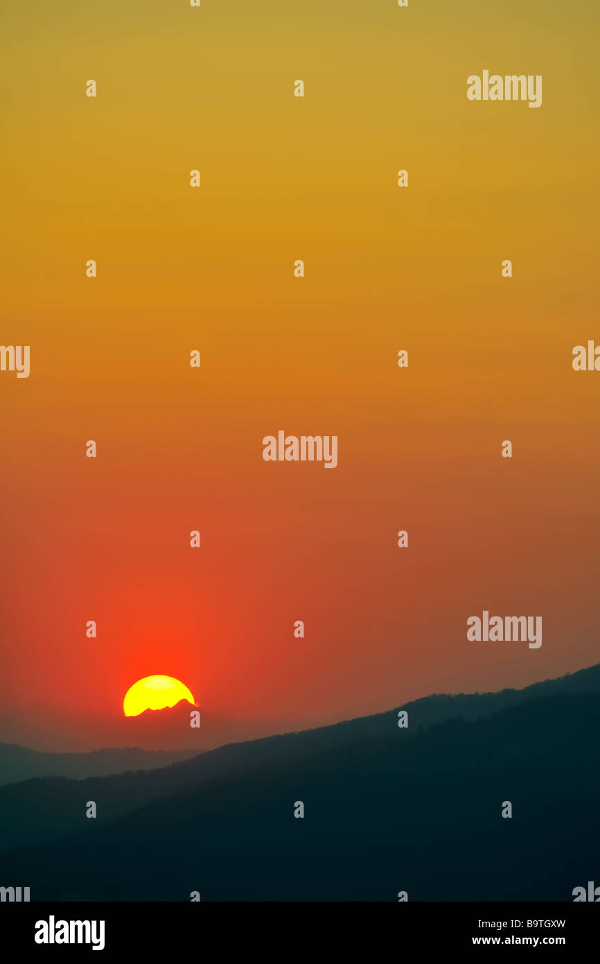 Peaks and crests of mountains and hills hi-res stock photography and ...