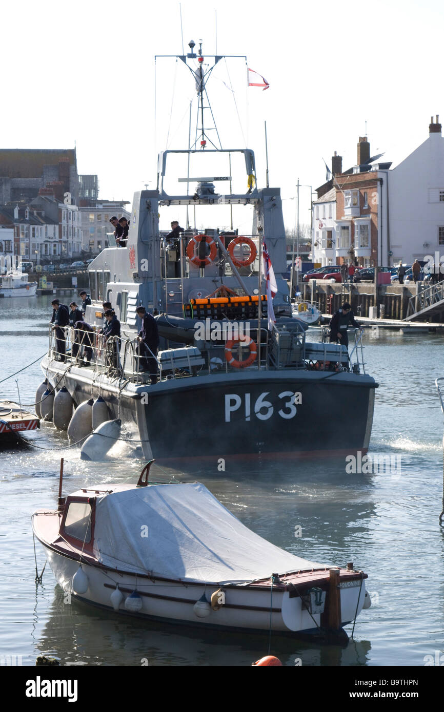 P163 HMS Express (P163) is an Archer-class P2000-type patrol and ...