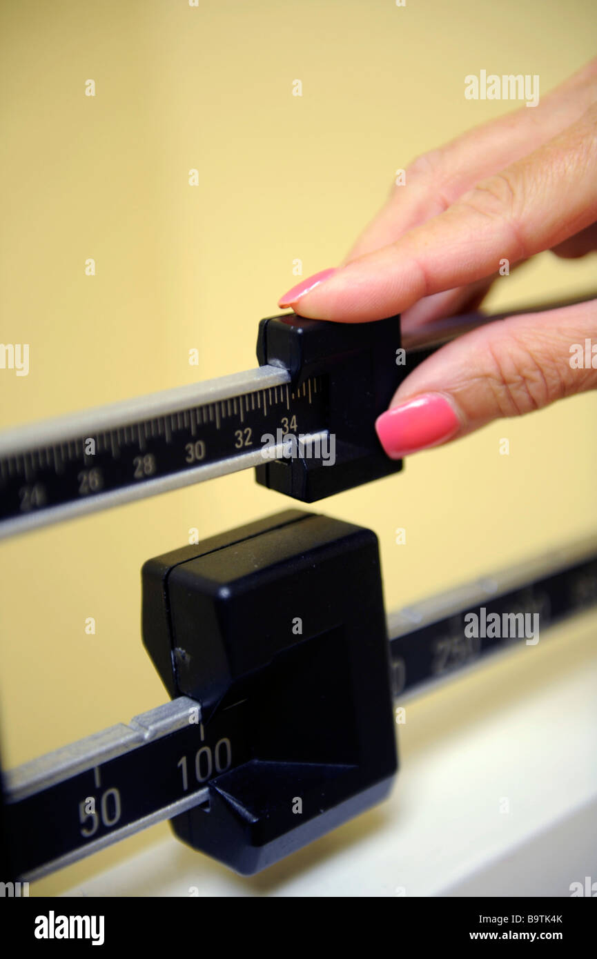 White woman uses balance scale to measure weight Stock Photo - Alamy