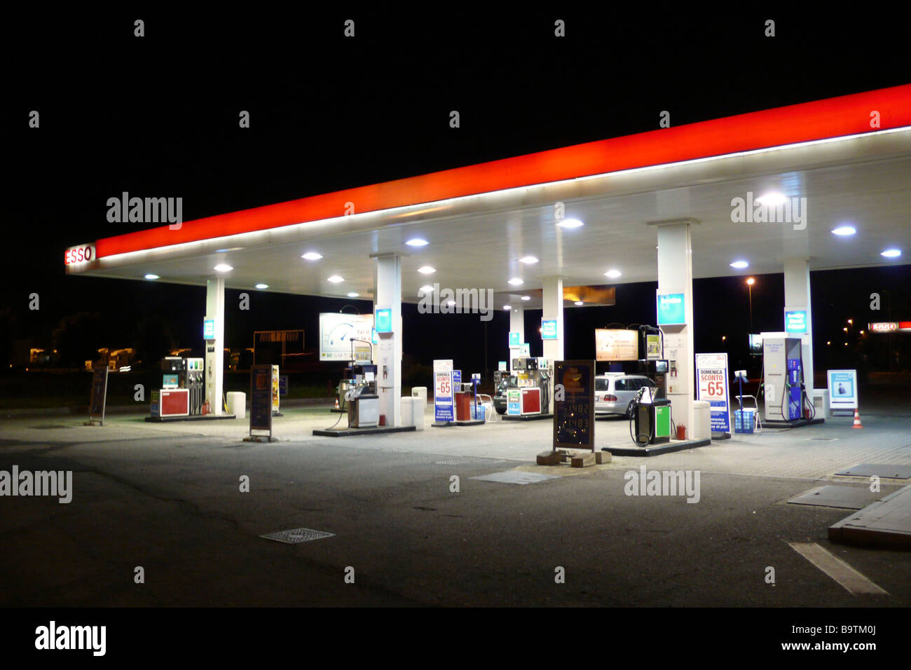 Speedway service station hi-res stock photography and images - Alamy
