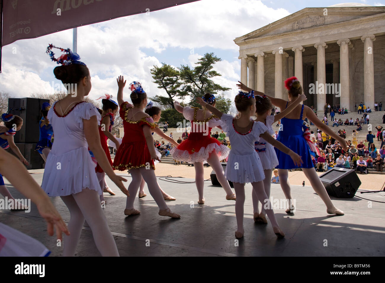 Ballet outside hi-res stock photography and images - Alamy