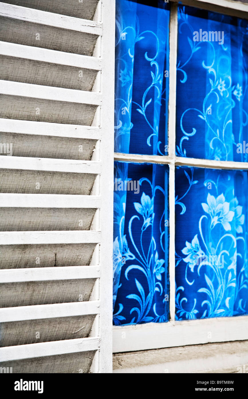 Vintage net curtain window hi-res stock photography and images - Alamy
