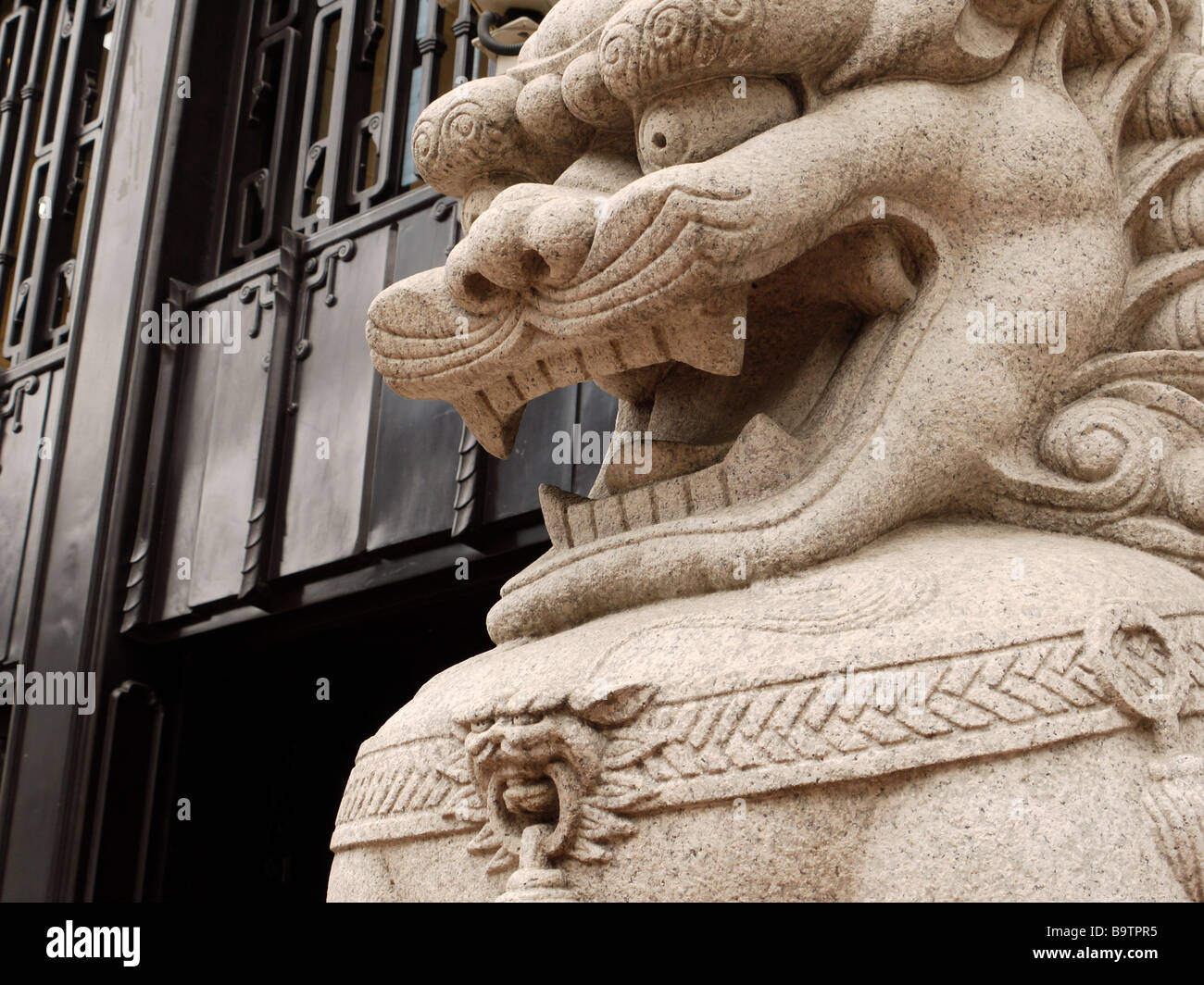 Chinese lion statue bank hi-res stock photography and images - Alamy