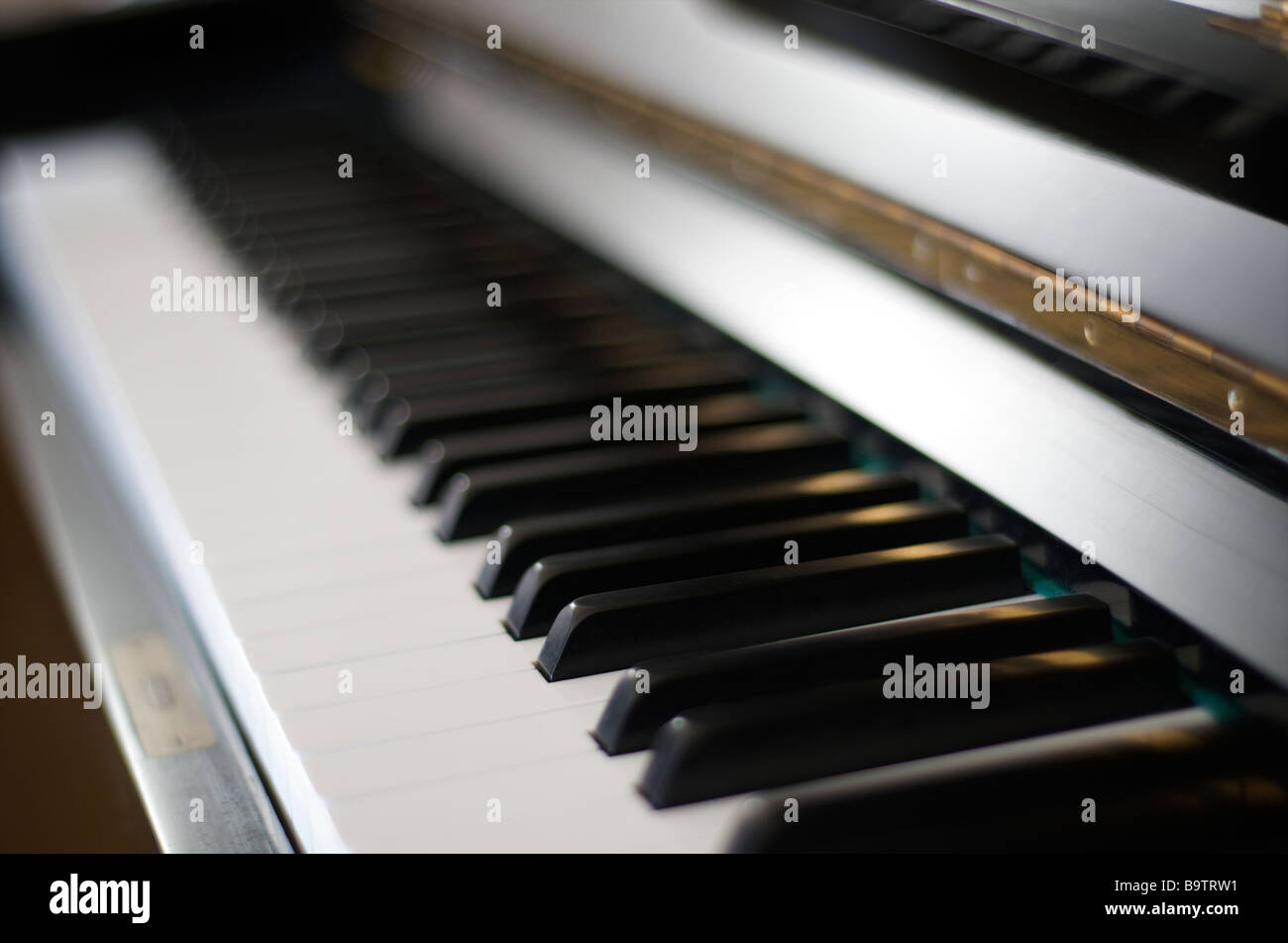 Upright piano hi-res stock photography and images - Alamy