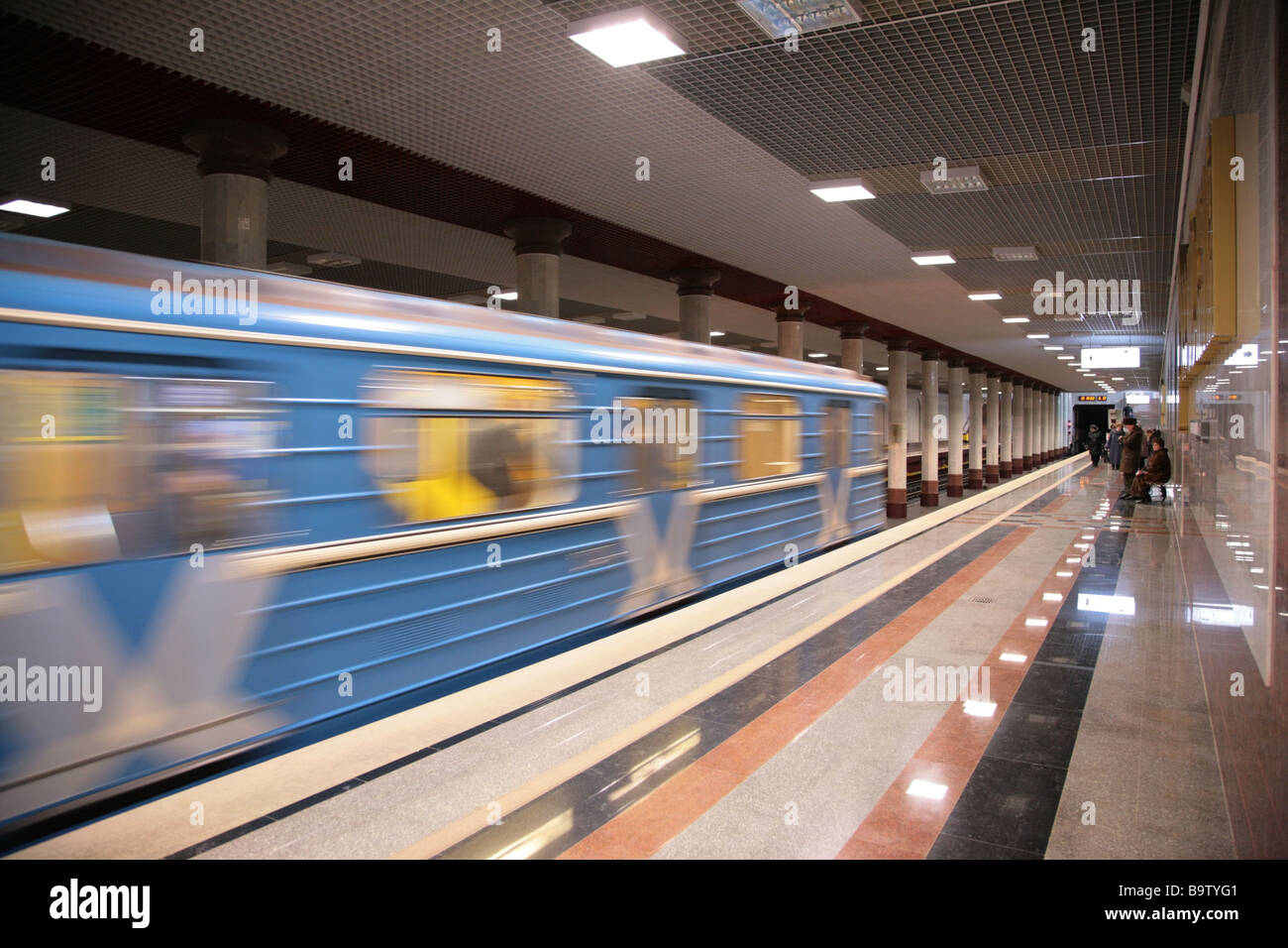 Train columns hi-res stock photography and images - Alamy