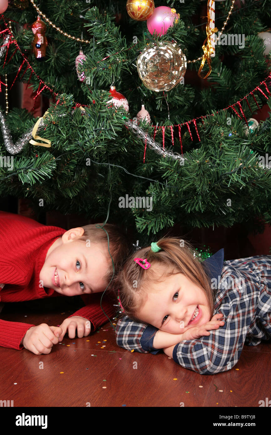 Children under tree hi-res stock photography and images - Alamy