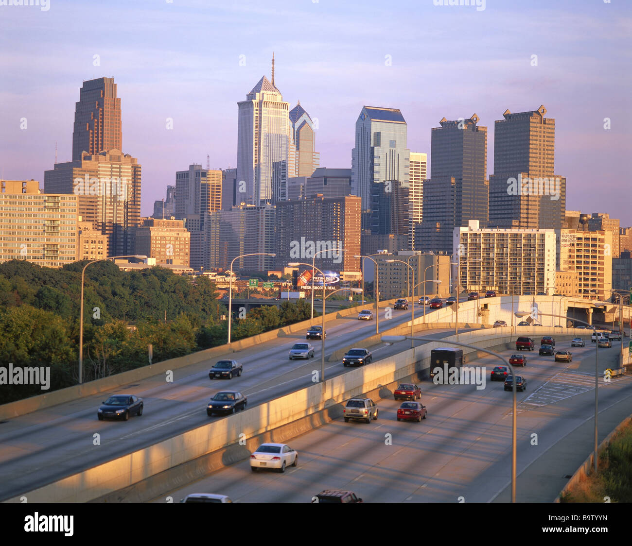 Philadelphia skyline from highway hi-res stock photography and images ...