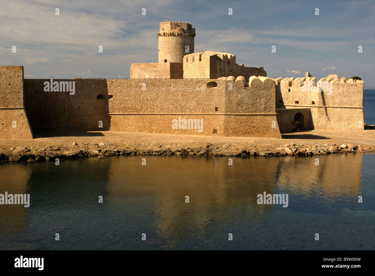 Italy Le Castella the small beach and the castle Stock Photo - Alamy