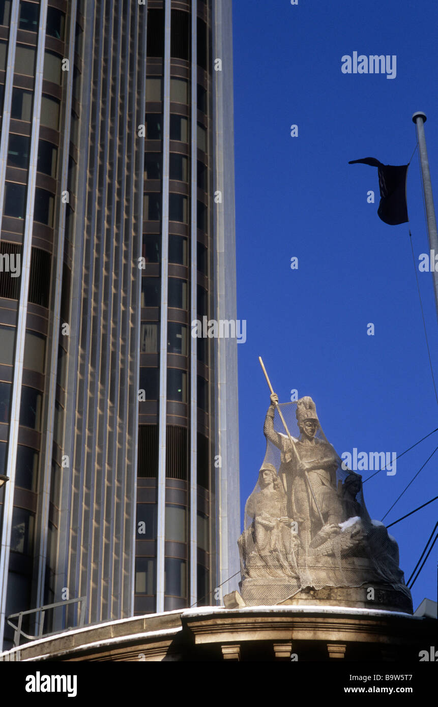 Statues covered in netting in front of Tower 42 (NatWest tower Stock ...