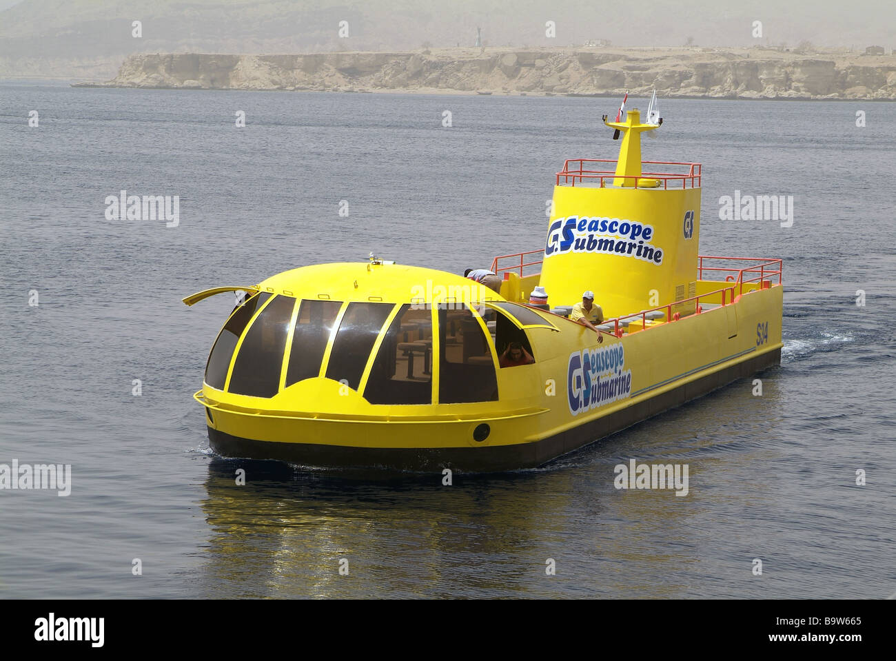 Glass ground boat hi-res stock photography and images - Alamy