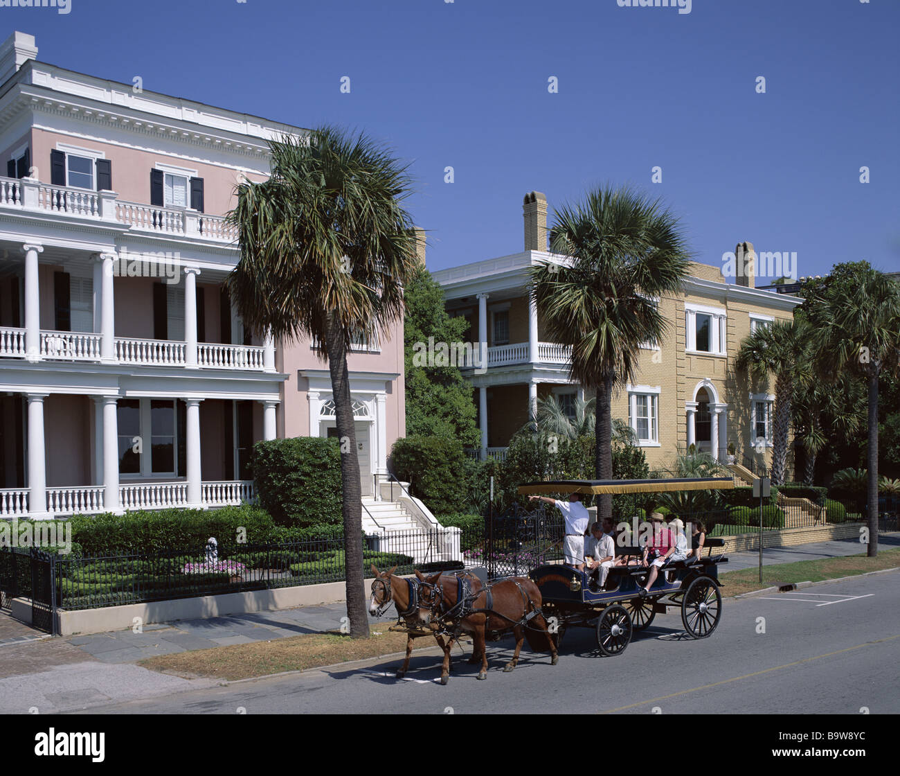 Antebellum carriage hi-res stock photography and images - Alamy