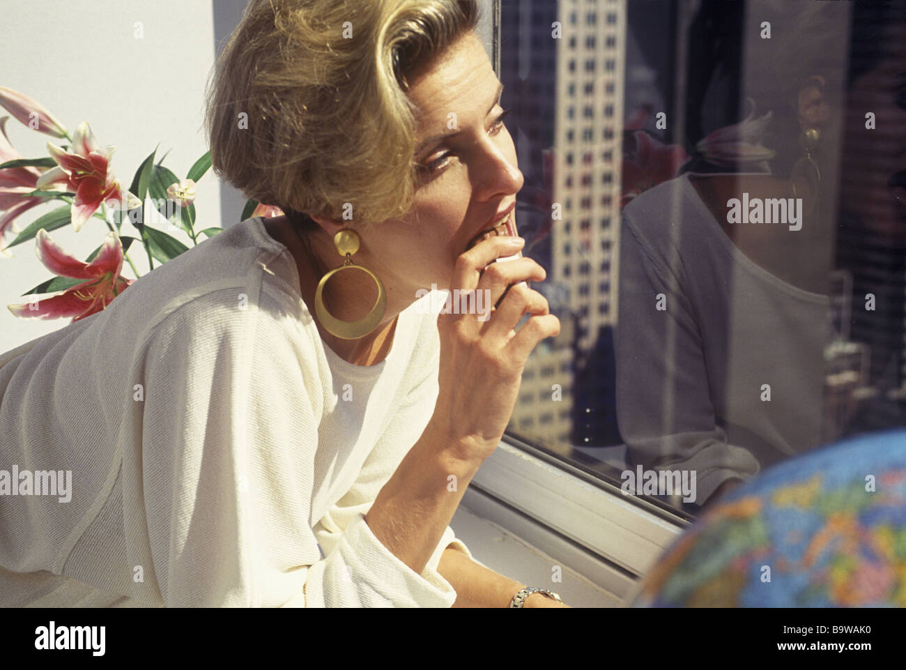 1994 HISTORICAL OFFICE WORKER EATING CHOCOLATE BAR Stock Photo - Alamy