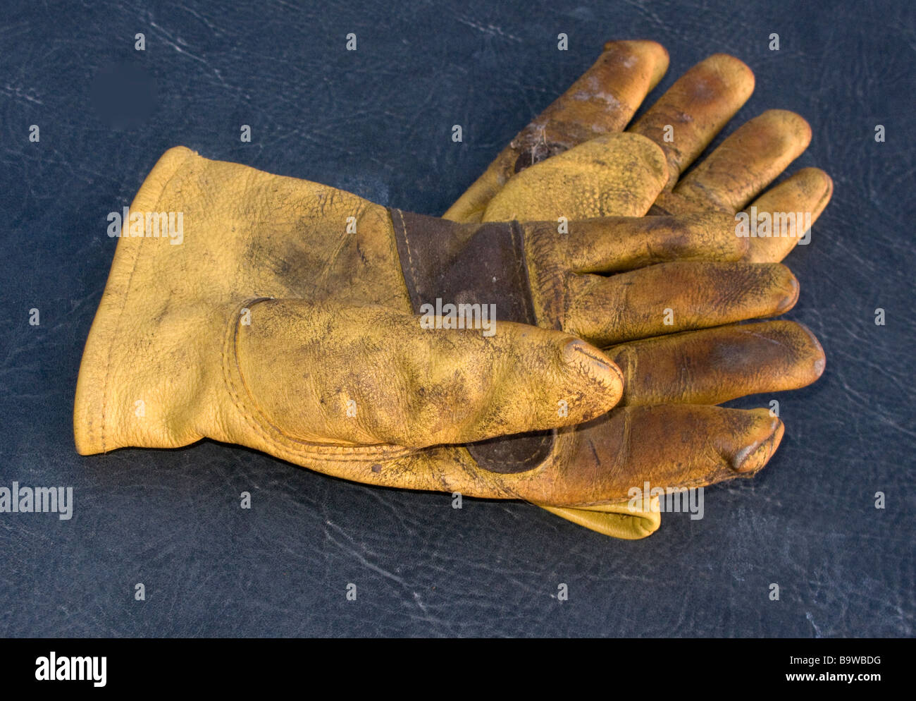 Old hardworking gloves Stock Photo - Alamy