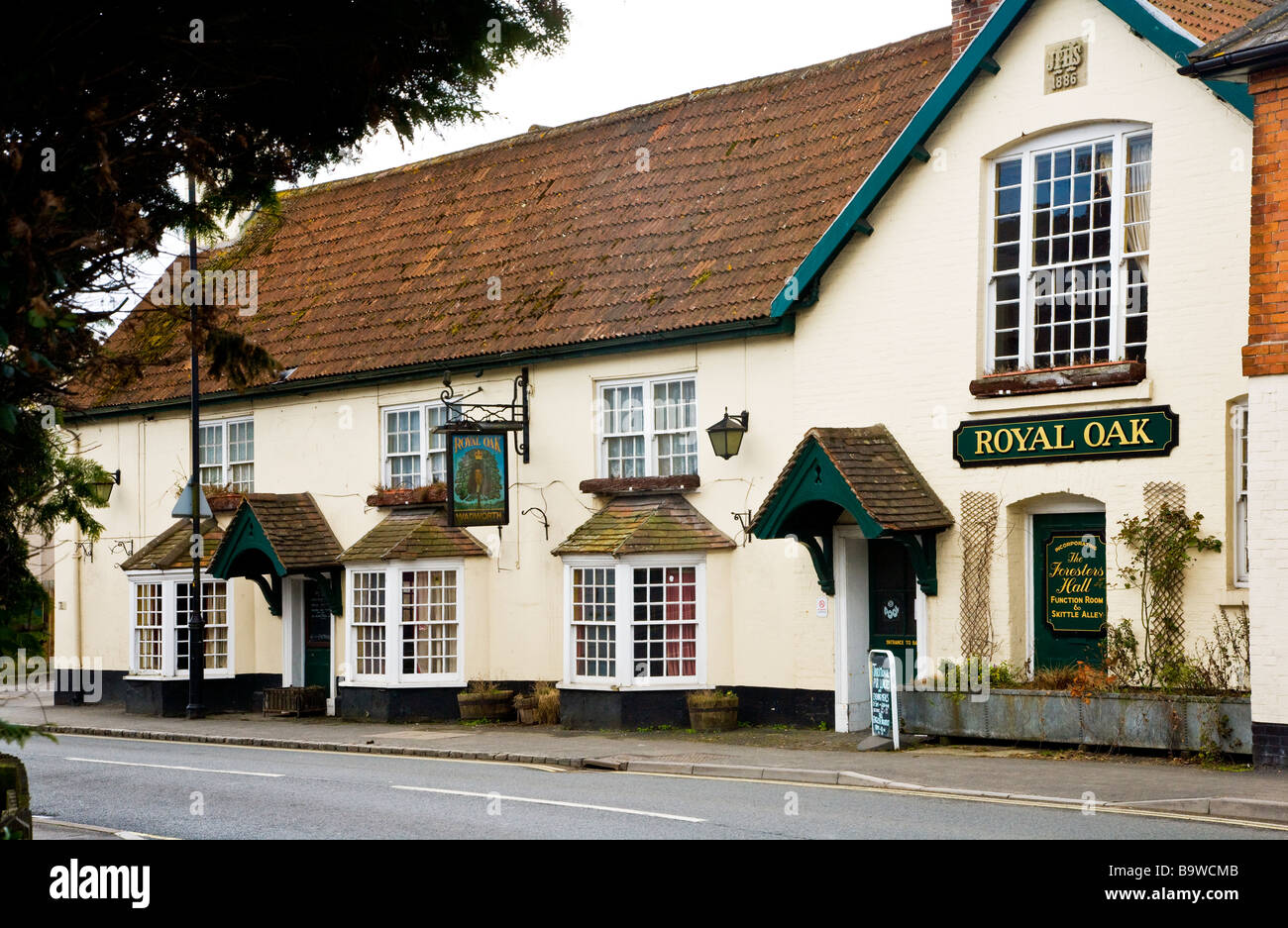 English pub front hi-res stock photography and images - Alamy