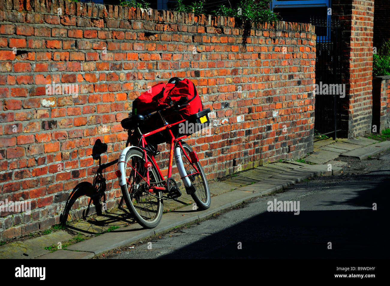Post office bicycle uk hi-res stock photography and images - Alamy
