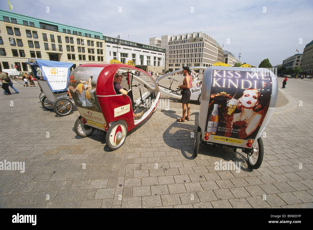 Cycle rickshaw stand hi-res stock photography and images - Alamy