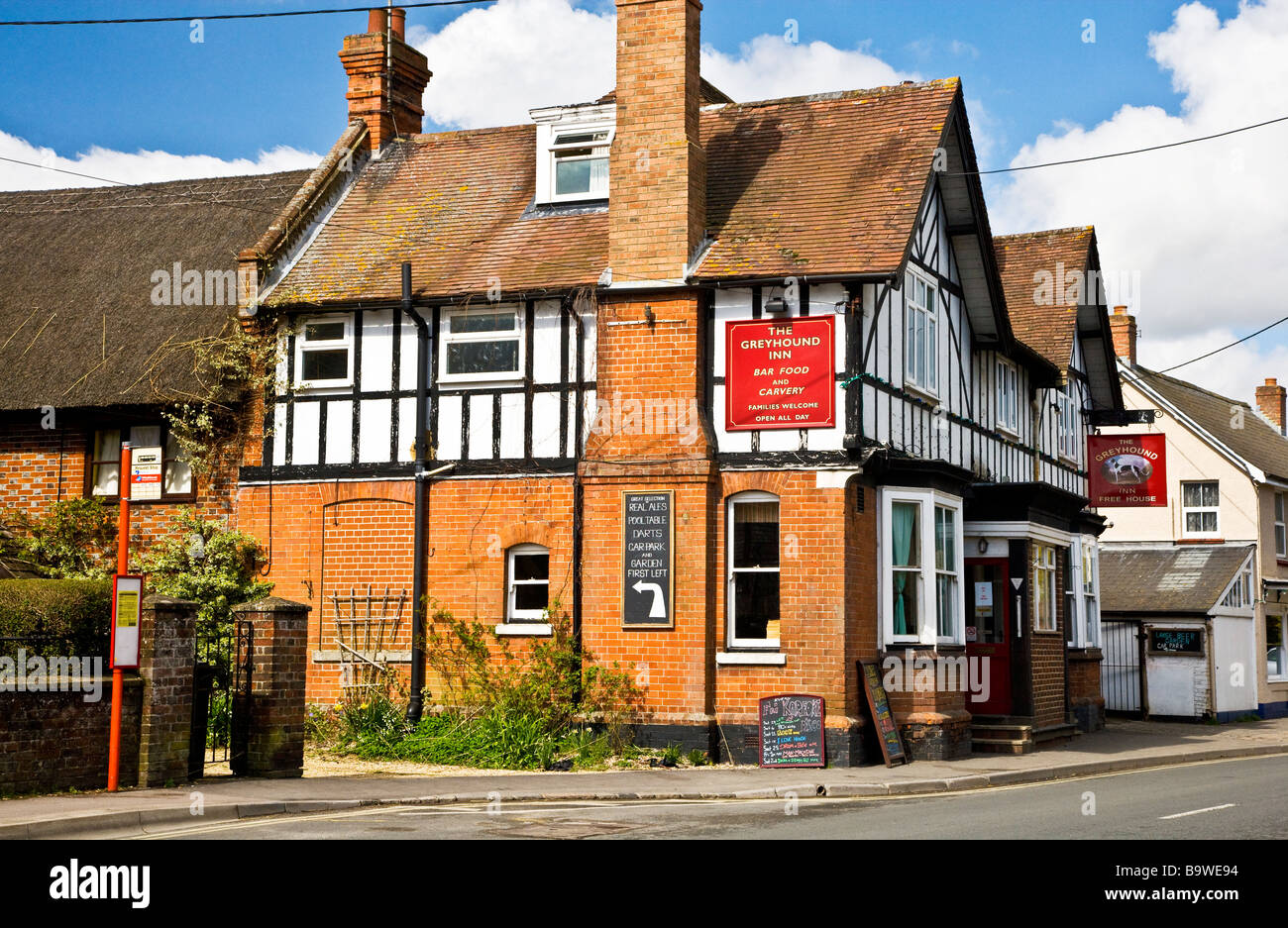 Typical english pub exterior hi-res stock photography and images - Alamy