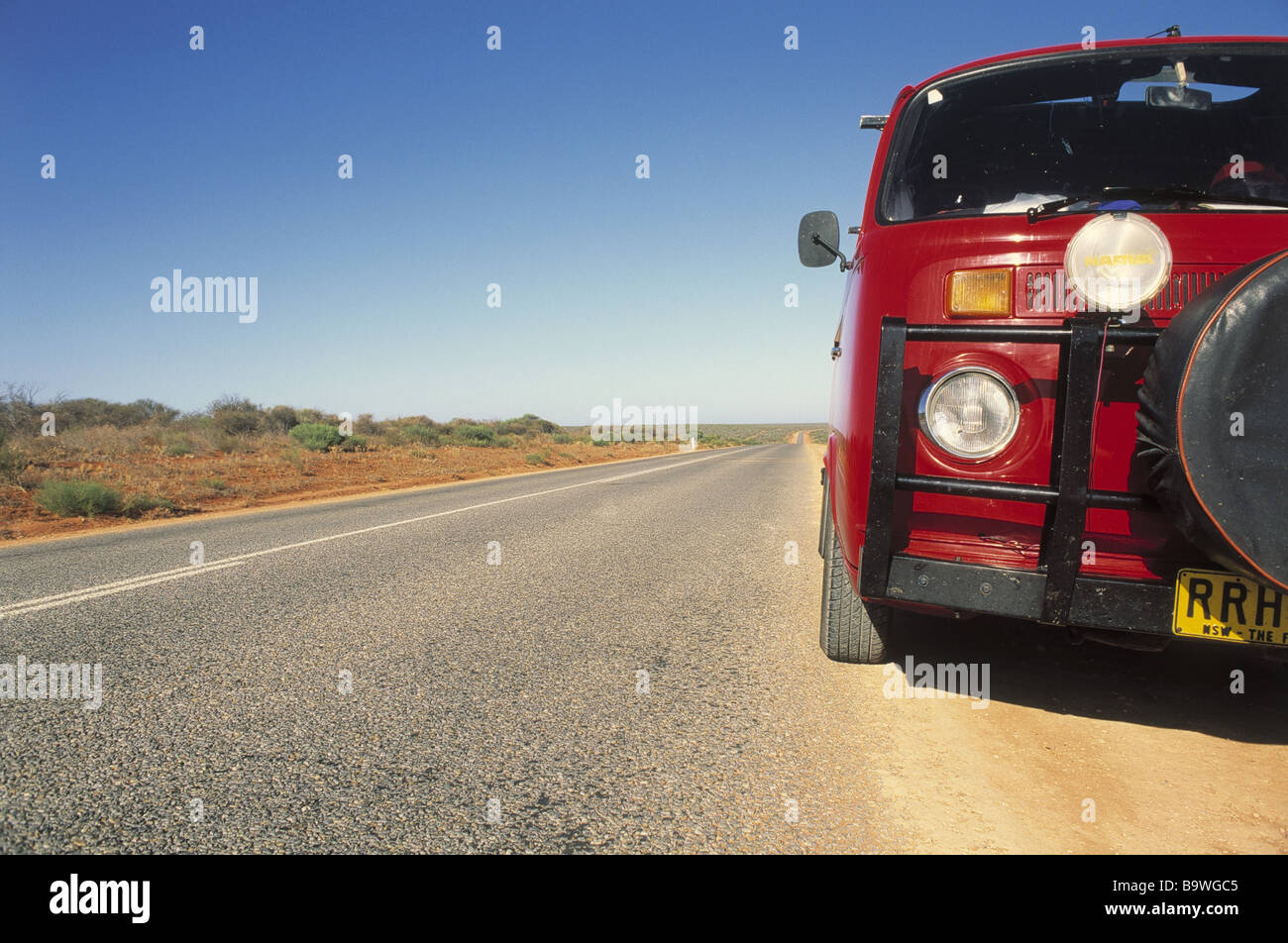 Australia outback road breakdown hi-res stock photography and images ...