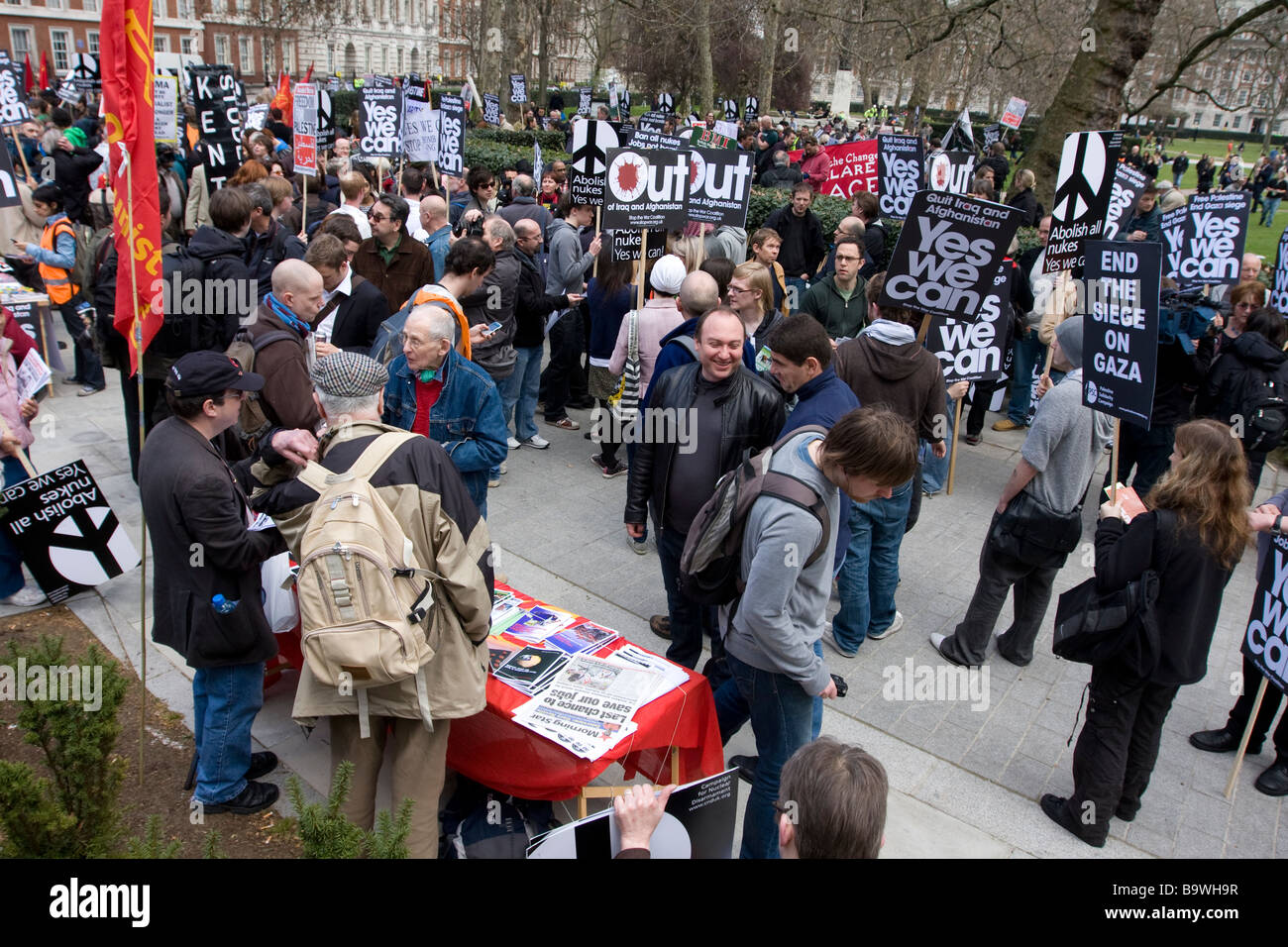 Demonstration outside american embassy hi-res stock photography and ...