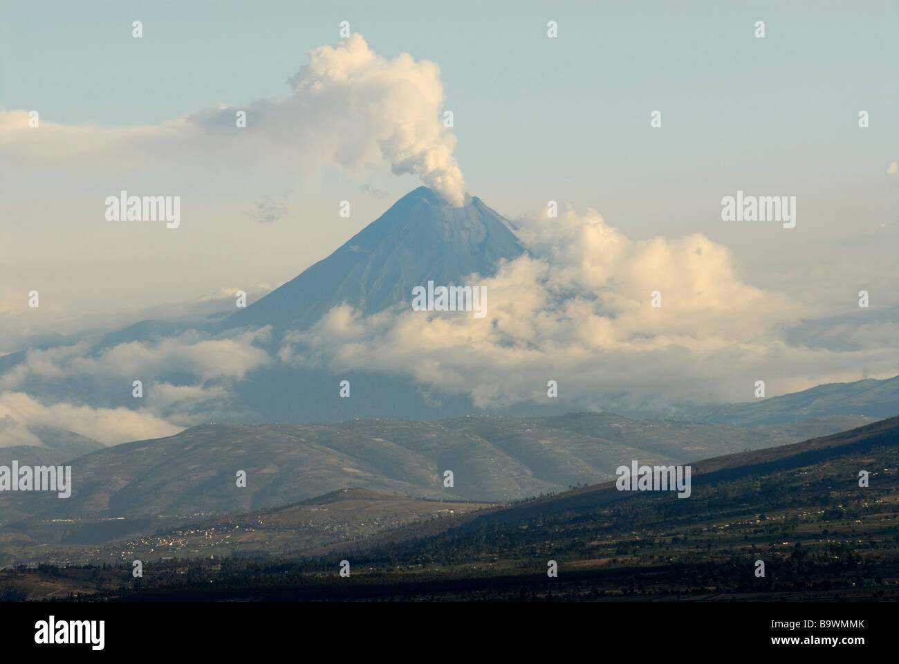 Volcano erupting hi-res stock photography and images - Alamy
