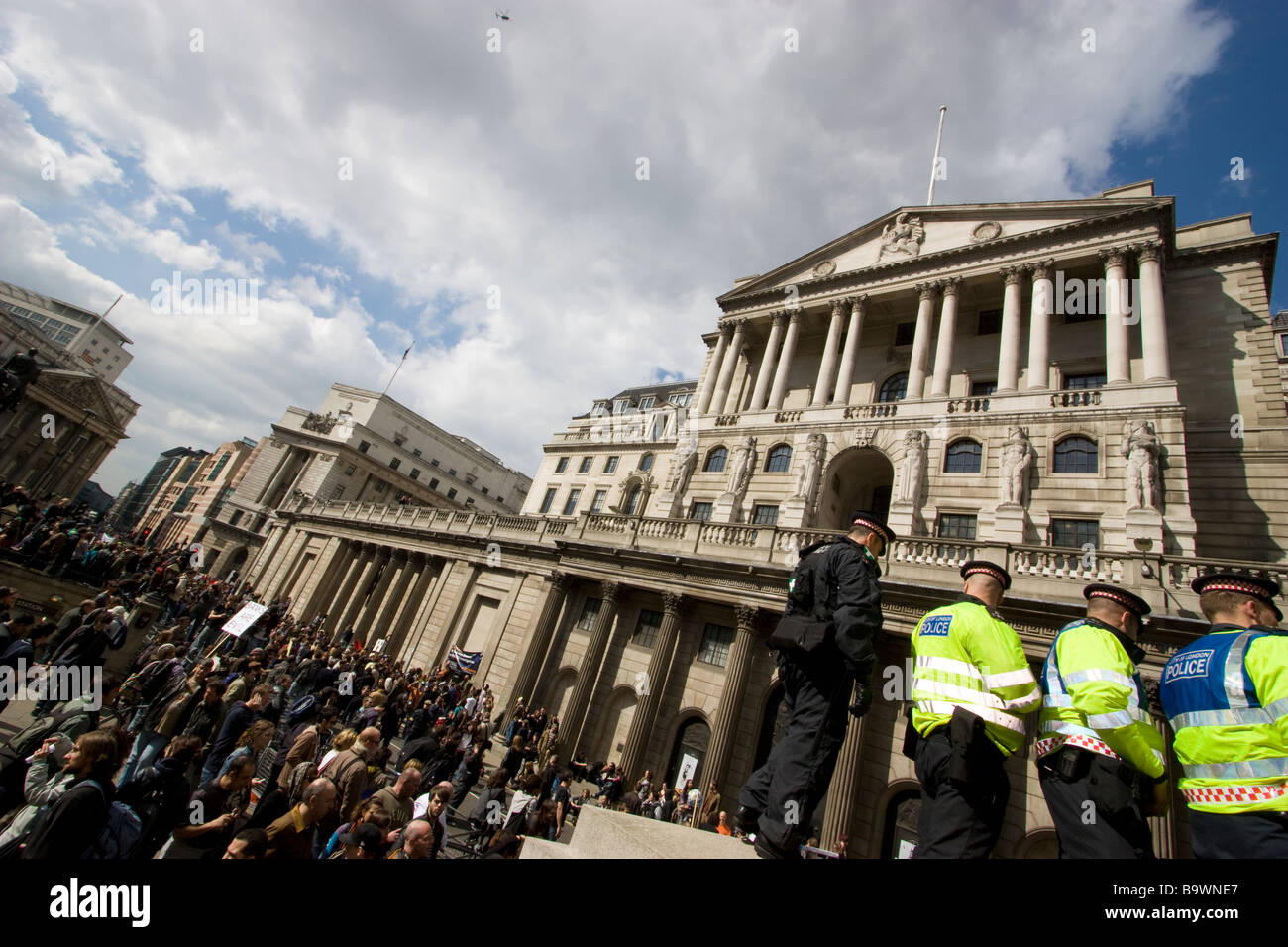 G20 demonstration London police officers on wall of Royal exchange ...