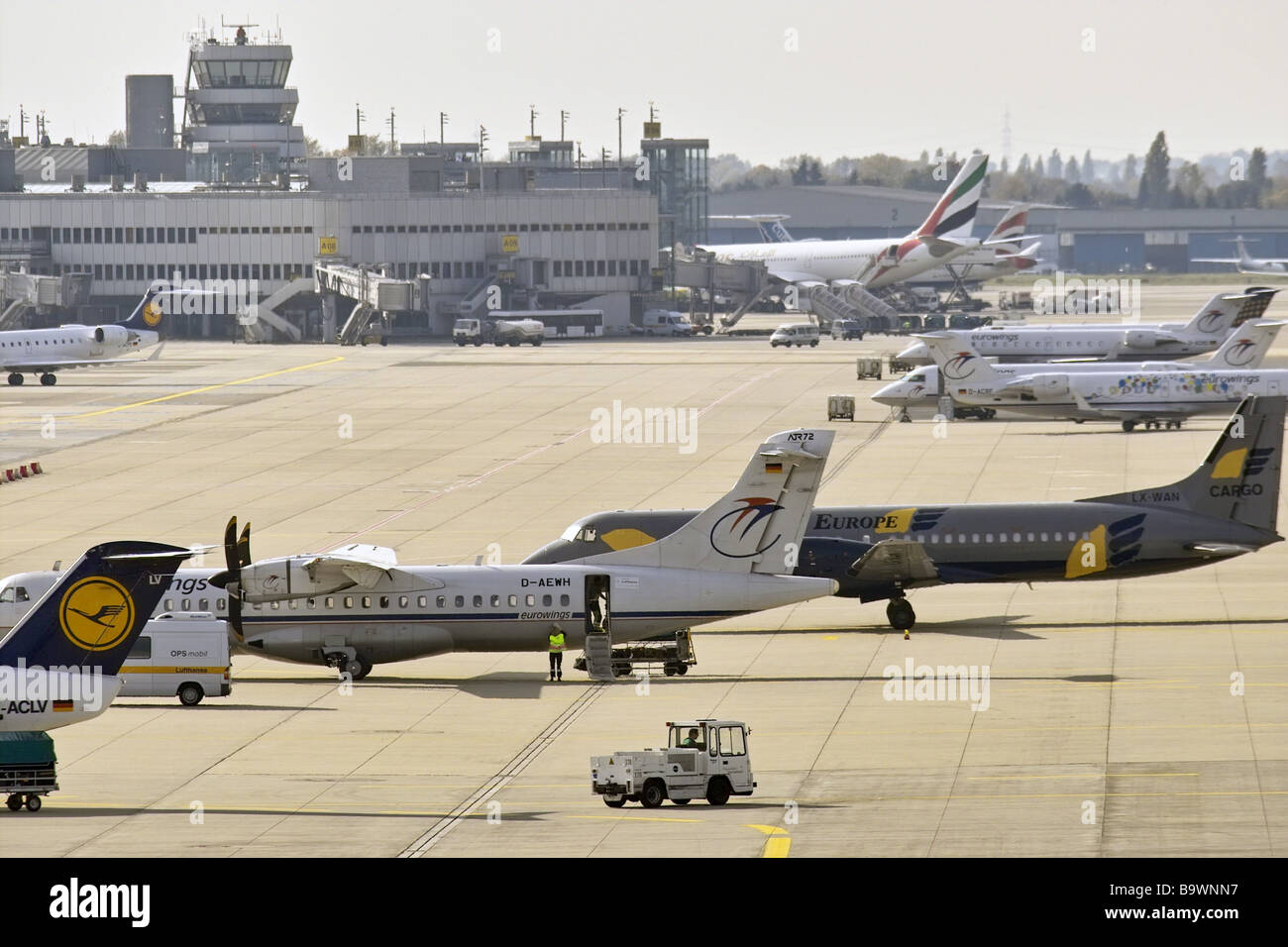 Air traffic ground control tower hi-res stock photography and images ...