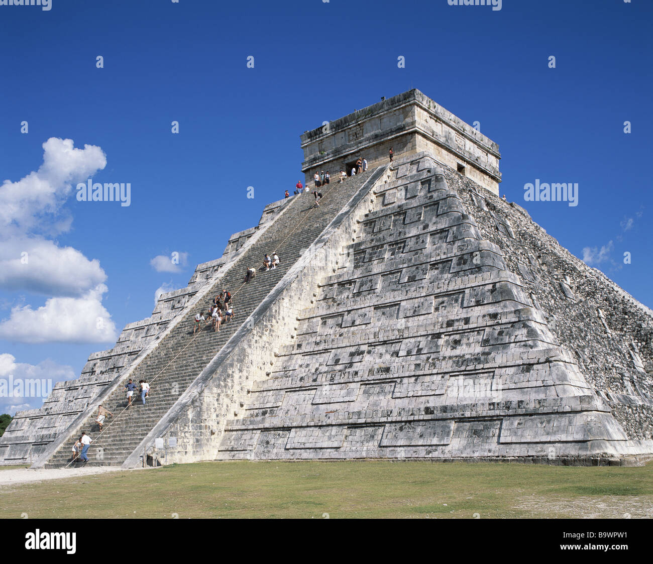Castillo pyramide hi-res stock photography and images - Alamy