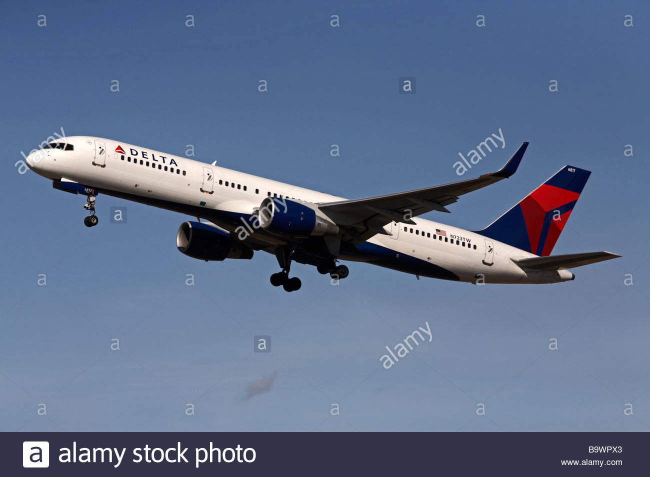 Delta Airlines Boeing 757 flight shortly after takeoff Stock Photo - Alamy
