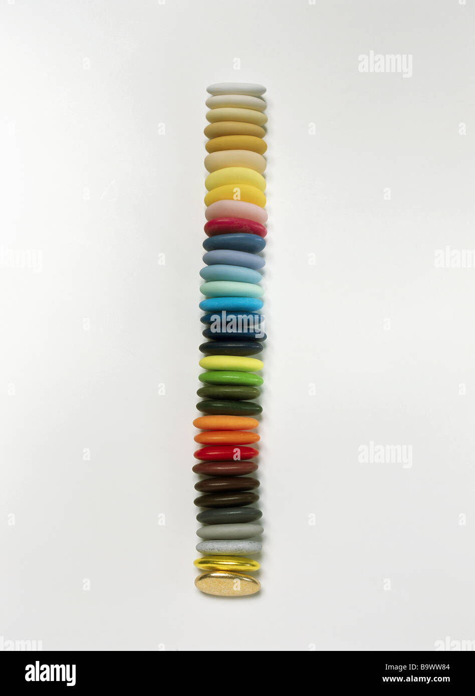 Row of coloured sweets hi-res stock photography and images - Alamy