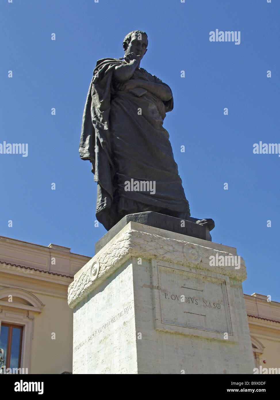 Ovid statue hi-res stock photography and images - Alamy
