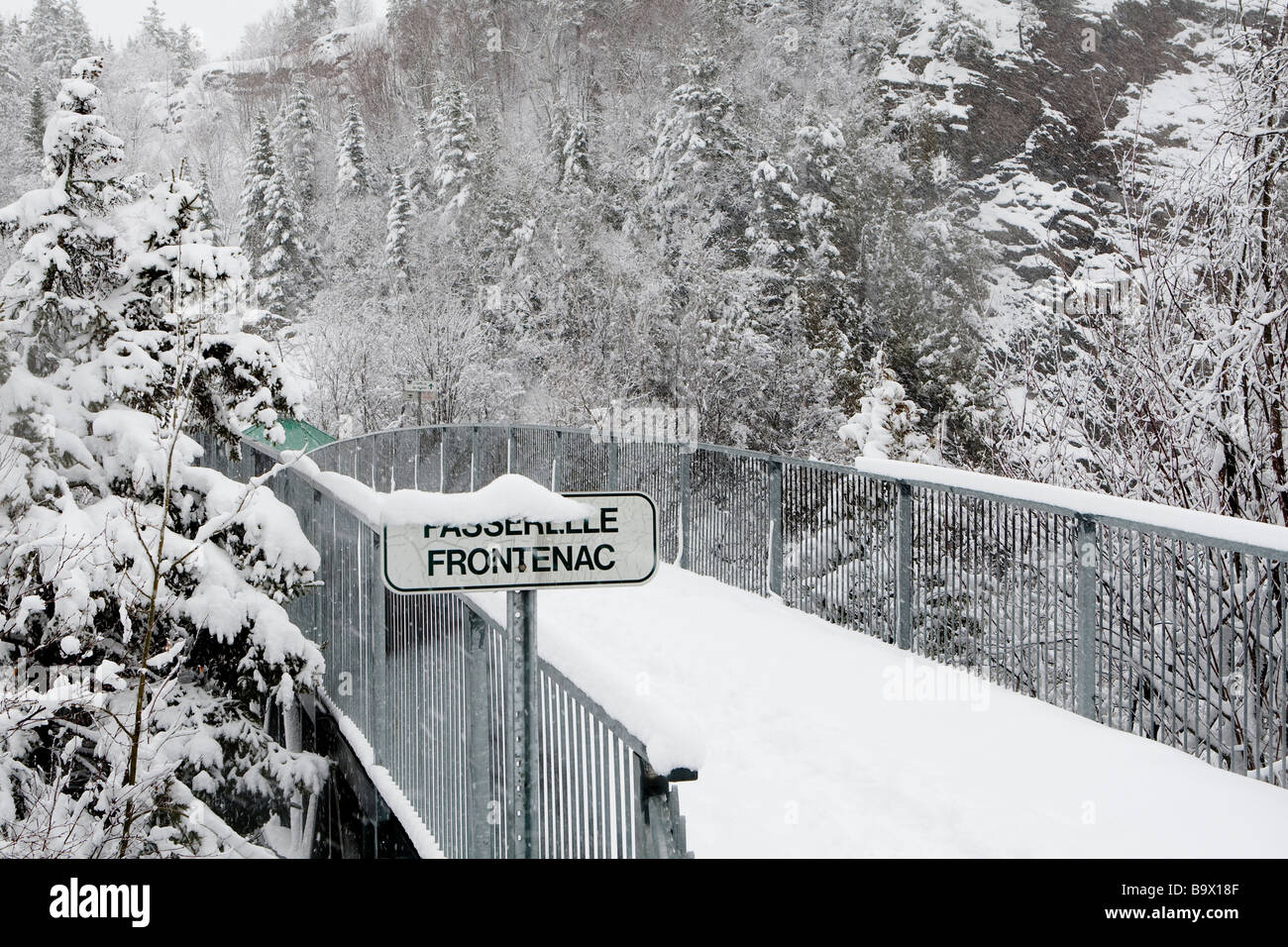 Heavy snow falls over Passerelle Frontenac in the Parc des Chutes ...