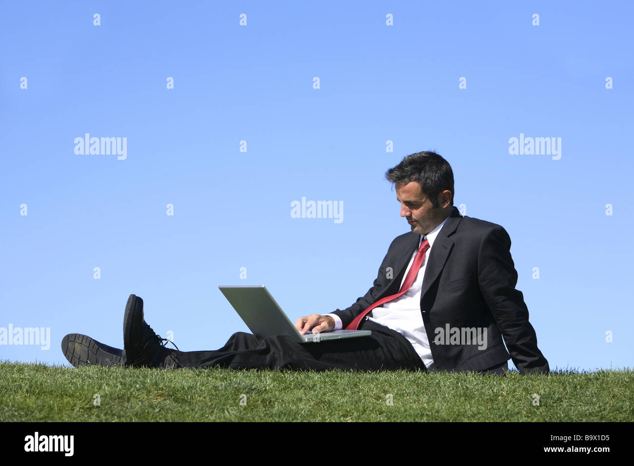 Working outdoors computer hi-res stock photography and images - Alamy