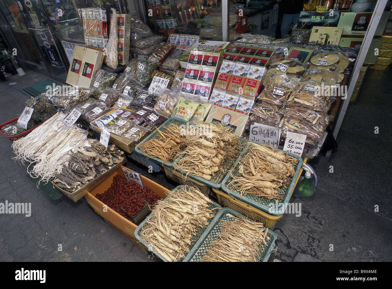 Ginseng namdaemun market seoul south hi-res stock photography and ...